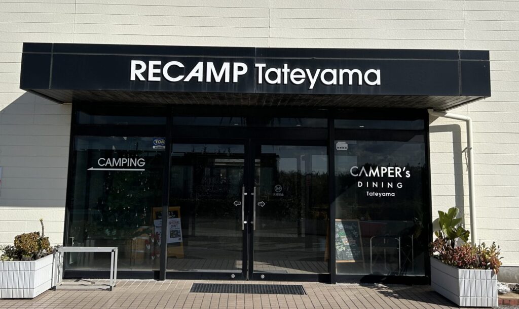 南国気分を満喫！椰子の木に囲まれた「RECAMP館山」で海近キャンプを楽しもう | nanohana-camp